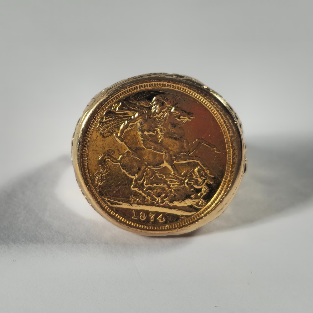 Pre-owned 22ct Gold 1974 Queen Elizabeth & St George Full Sovereign on ...